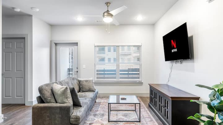Modern 1br | 15 Min To Stadiums & Dt Dallas - Grand Prairie, TX