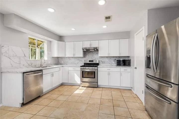 Waterfront Retreat & Pool - Baytown, TX