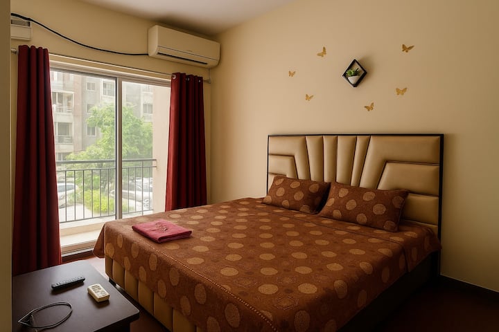 Couple Friendly Flat With Ac And Private Wnd View - Ghaziabad