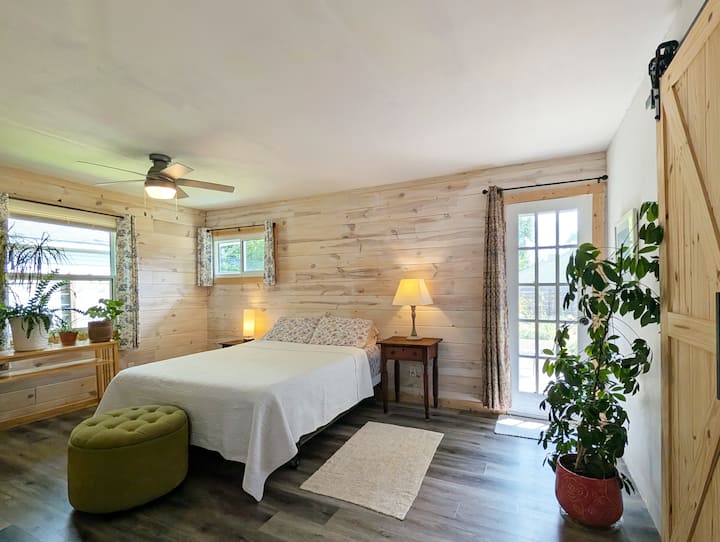 Peaceful Urban Cottage - Madison, WI