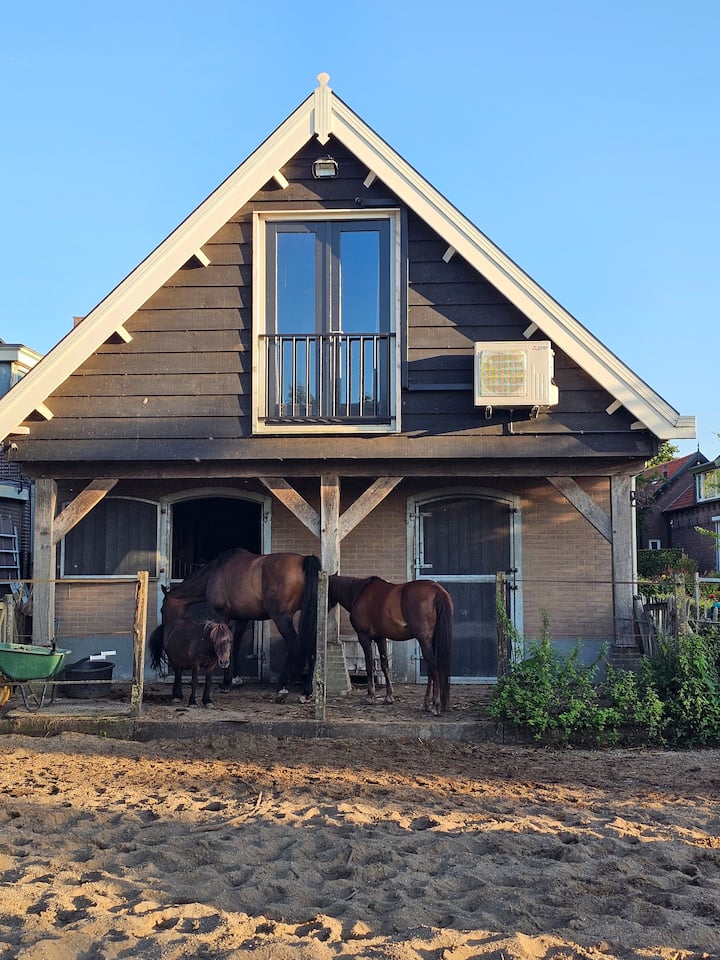 Rust En Uitzicht Boven De Paarden Stallen - Leerdam
