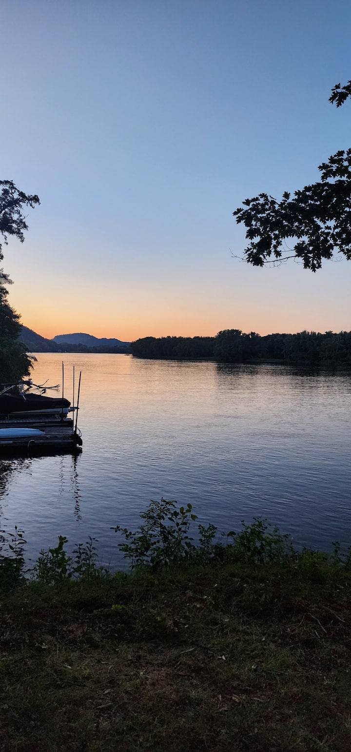 Spacious Home W/hot Tub And River Views! - Pickwick, MN