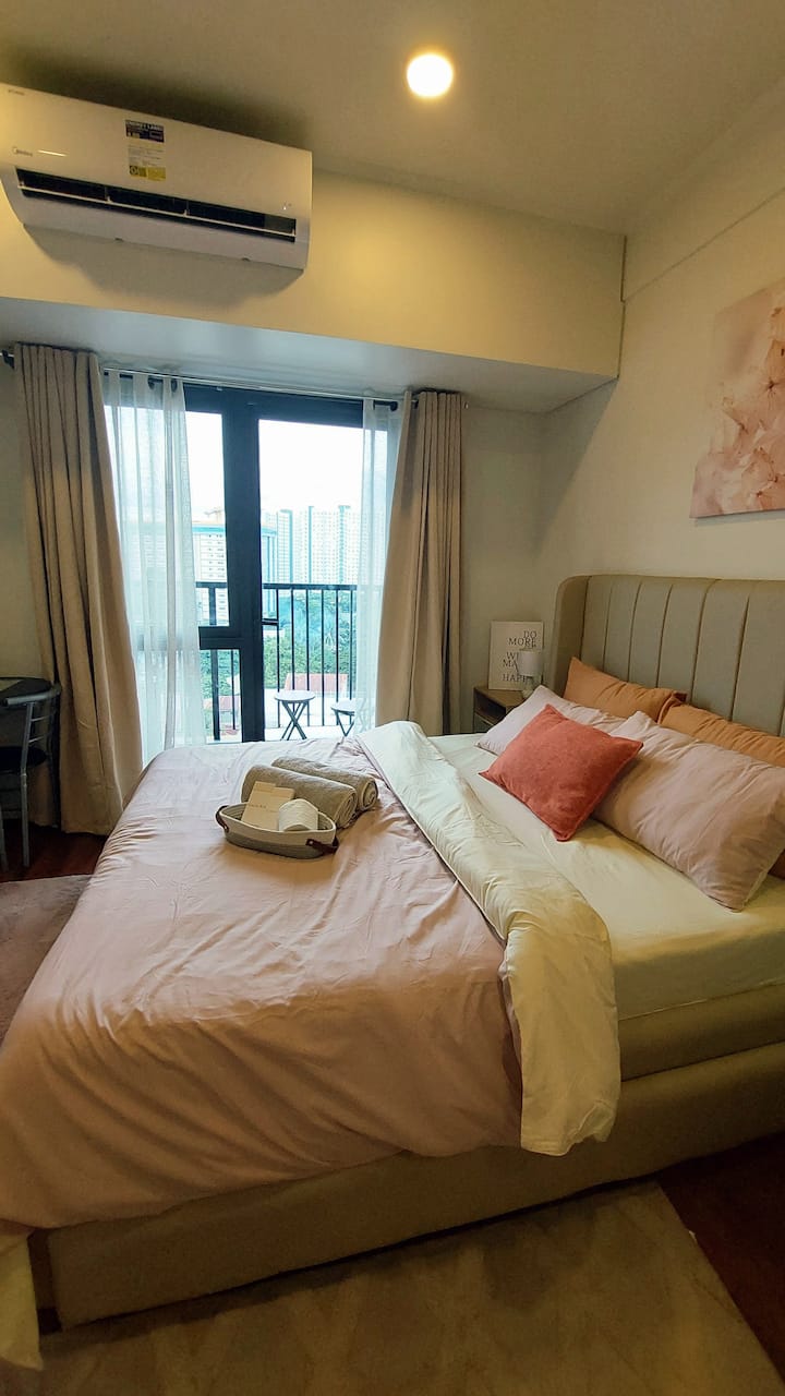 Cozy Studio W/ Balcony Near Abreeza Mall - Davao City