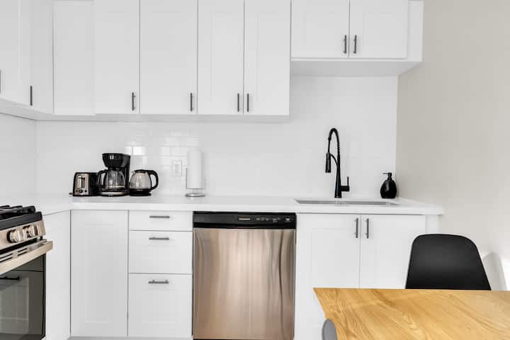 Rentx| Hamilton Home | 3 Bed/ Parking/wifi - Hamilton