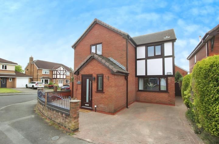 Modern + Stylish Home From Home - Bury