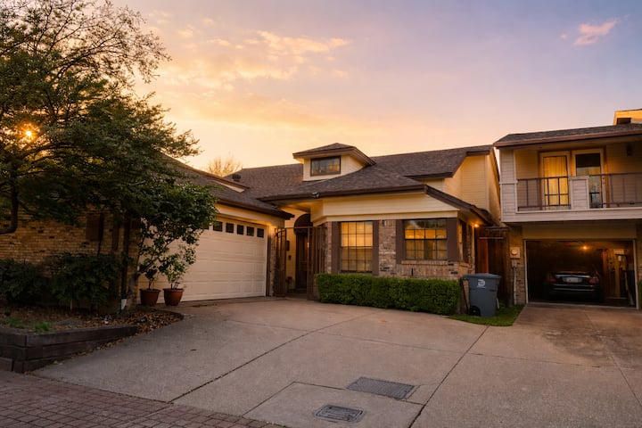 Dallas Retreat Near Downtown | 3br/2ba • Sleeps 7 - Dallas, TX