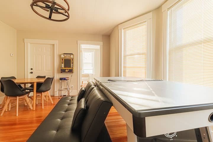 Downtown Salem 7bdr W/ Game-room & 4 Parking Spots - Marblehead, MA