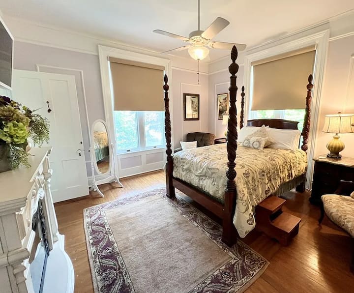 Wisteria Suite - The Belvedere Inn - Oswego, NY