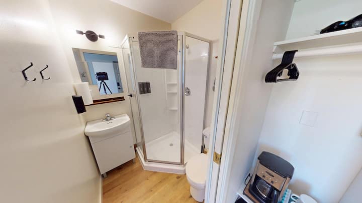 Douglas Suite #1 - Powell River