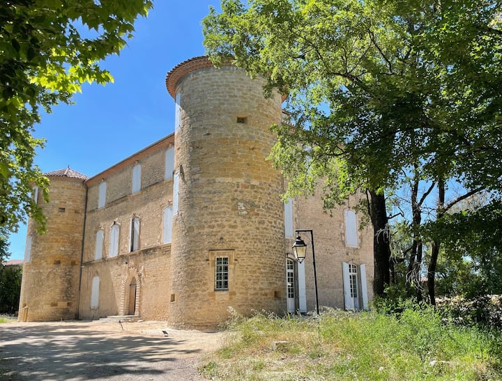 Suite Dorée Au Château De Saint-christol-lez-alès - Alès