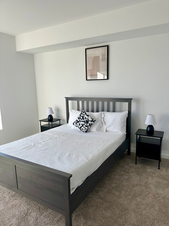 Sunny 2bd 2bath ~ Pool, Gym, Jacuzzi, Free Parking - West Hollywood, CA