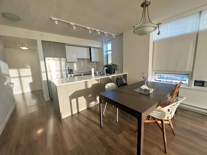 Modern 2b Condo Heart Of Metro - Burnaby