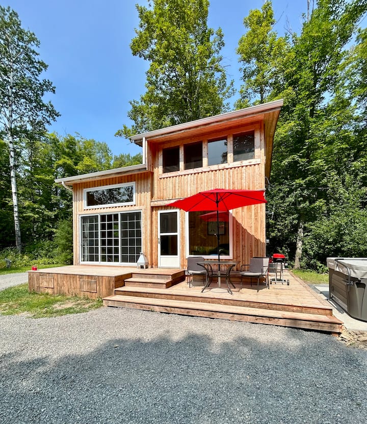 Cozy Cabin Escape With River Views & Firepit - Bathurst, NB