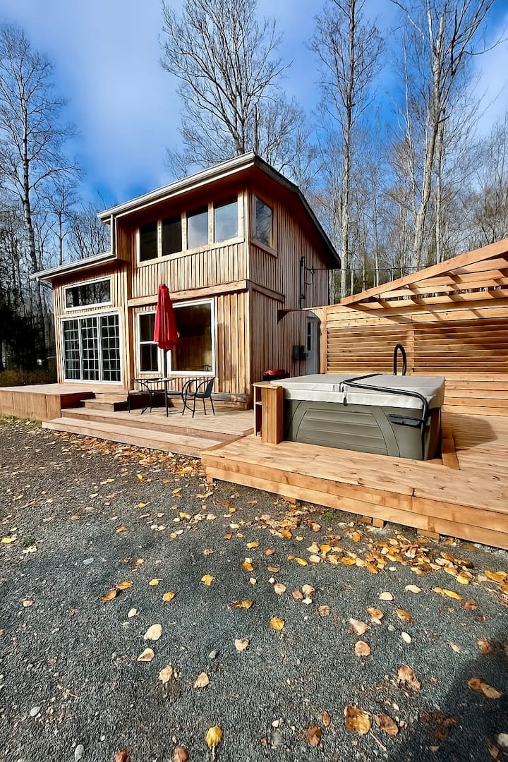 Cozy Cabin Escape With River Views & Firepit - New Brunswick