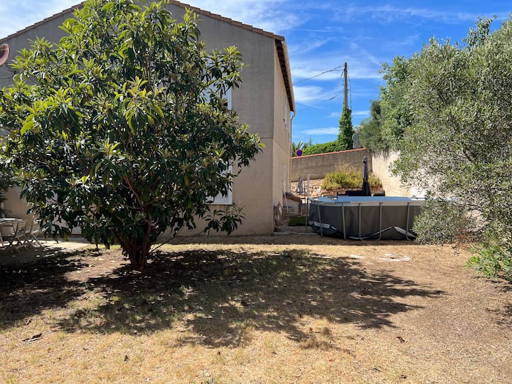 Maison Avec Un Jardin Arboré, Piscine . - Vitrolles