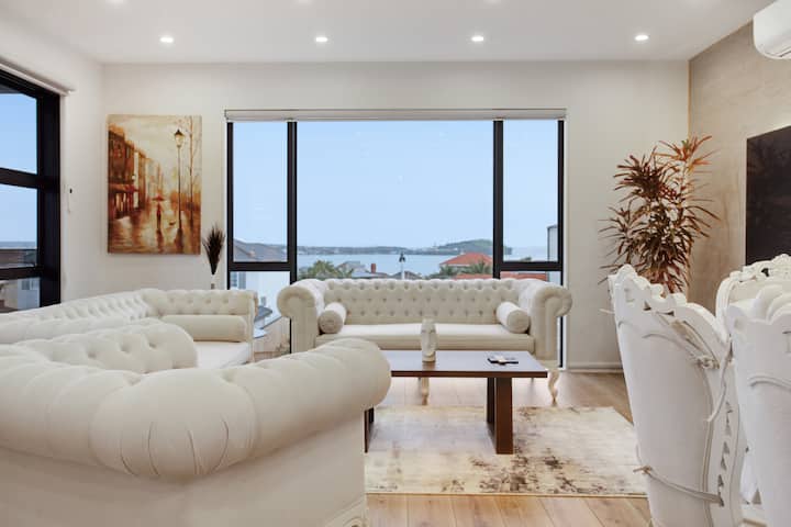 Upscale Abode With Lift, Sea And Skyline Views - Auckland