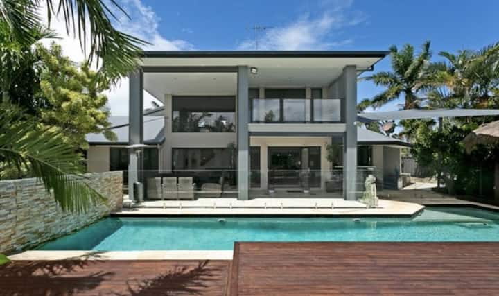 Luxury Canal Home In Newport - Redcliffe