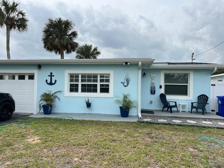 Barbie Beach House-2bed/1 Bath-steps To Beach! - Daytona Beach Shores, FL