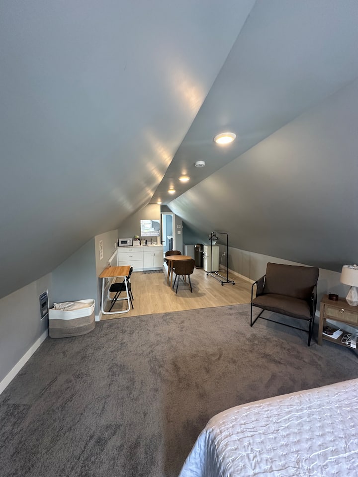 Private Unit On 3rd Floor. Free Street Parking. - Parma, OH
