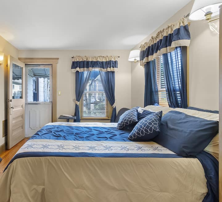 Secluded Haven:solo Suite & Bath - New Haven, CT