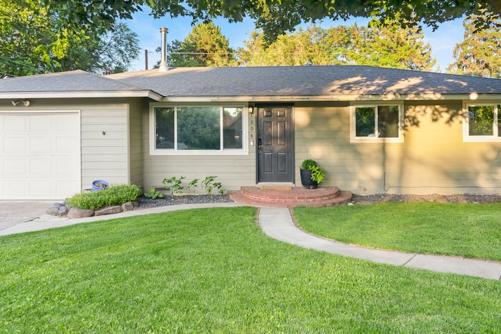 Central Escape | Large Backyard With Hot Tub - Ellensburg, WA