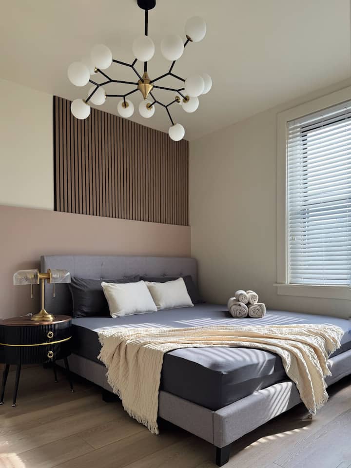 King Bed & City View • Free Parking • Stay Cozy - Pittsburgh