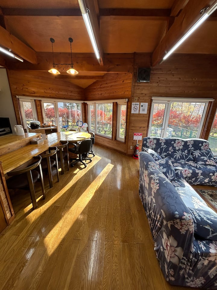 函館近郊の大沼公園駅徒歩5分「エルドラド」大人数でも快適/暖炉がある吹き抜けリビング&ダイニング - 大沼