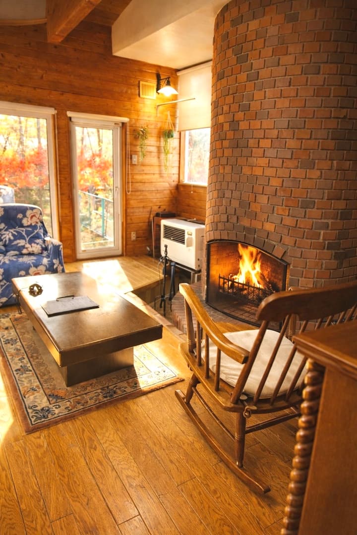 暖炉と吹き抜けリビング｜庭付きヴィラ｜7名 - 大沼