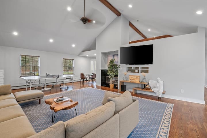 Hampton Retreat W/ Pool &Hot Tub - Westhampton Beach, NY