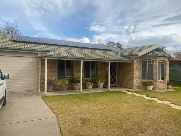 Relaxed 3br In Cootamundra - Cootamundra