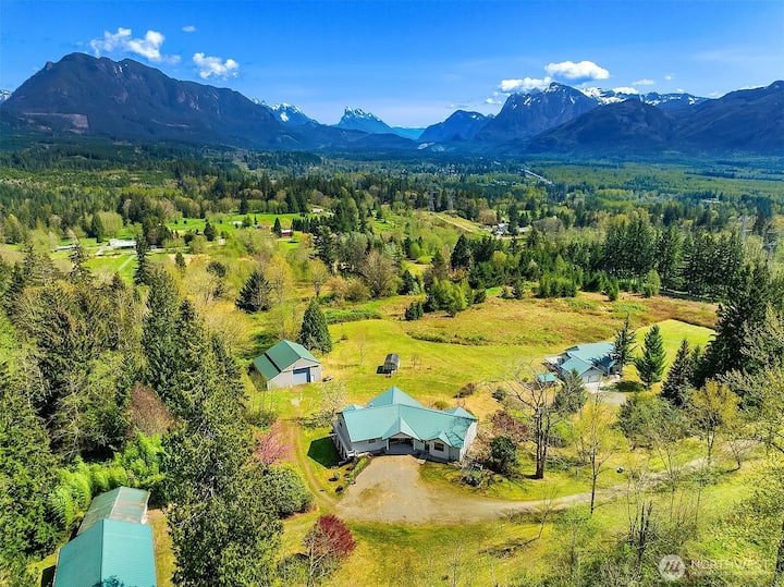 Huge Chalet - Epic Mountain Views + Hot Tub! - Gold Bar, WA