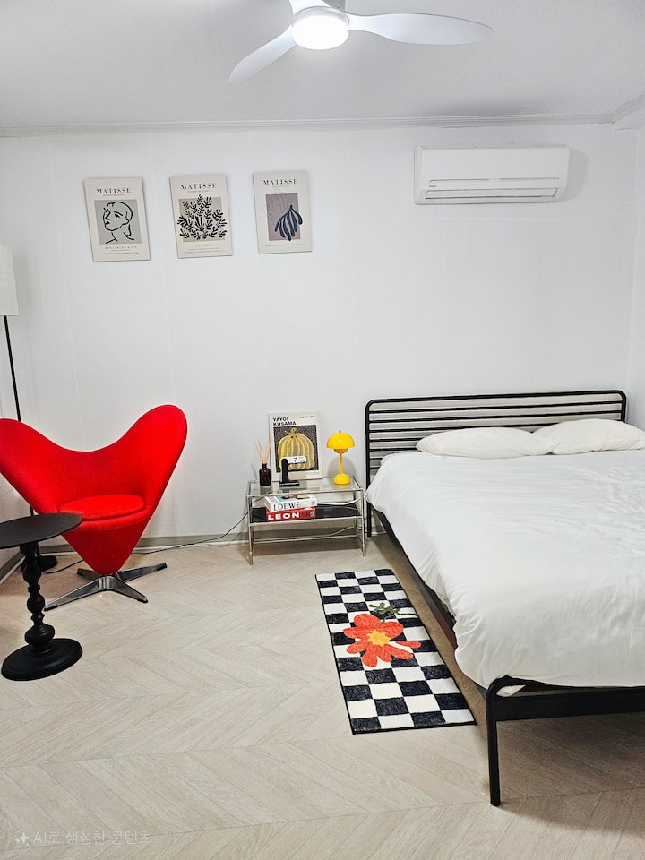 (위치최고)신촌역 도보3분/홍대 8분/공항버스 도보2분/세브란스/성수/동대문/명동/합법숙소 - Seul