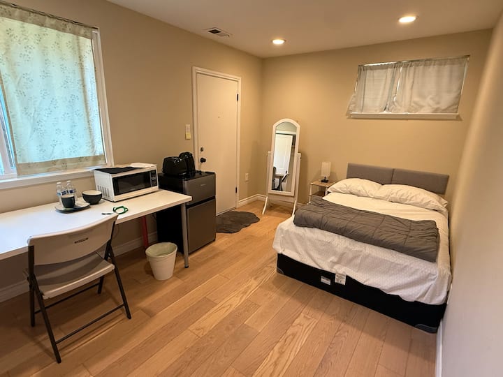 Room W/ Private Bath & Entrance - Mountain View, CA