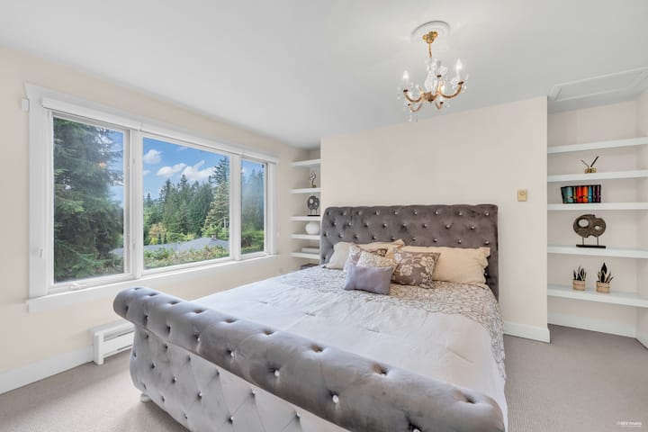 Luxury Accommodation In West Van - West Vancouver