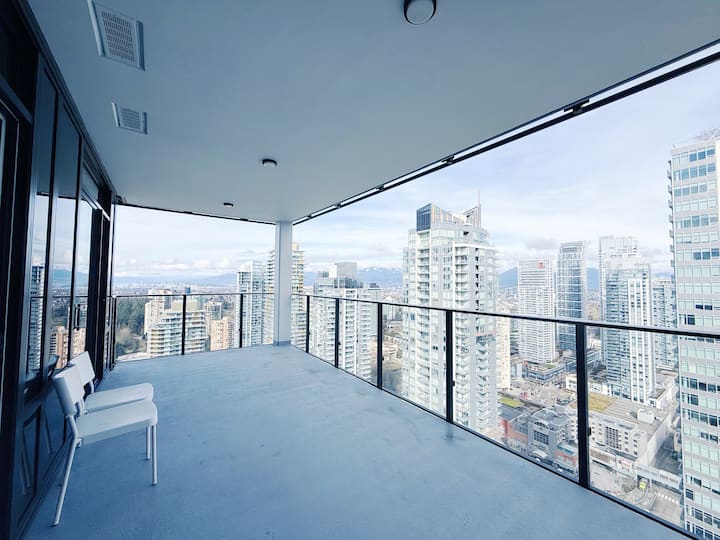 Spacious 2b2b Sweeping  Skyline Views Metrotown - New Westminster