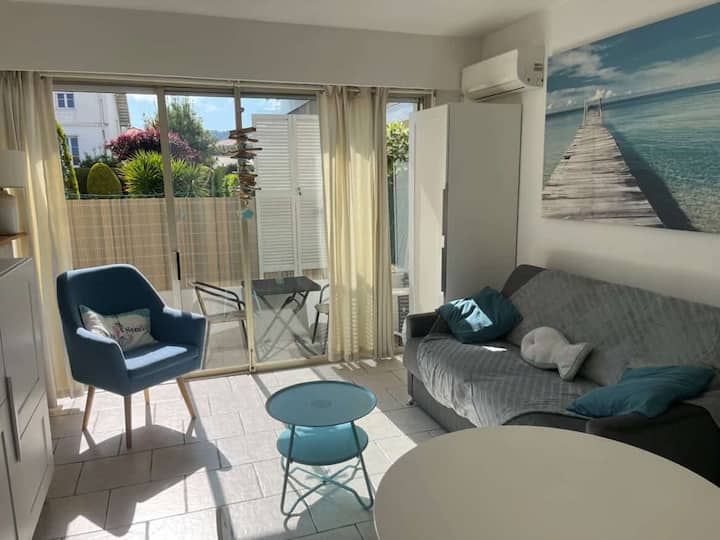 Studio 200m De La Plage + Terrasse -Parking & Clim - Golfe-Juan