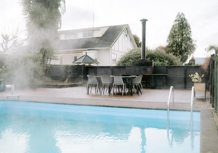 Waiwera Retreat: Swim All Year! - Rotorua