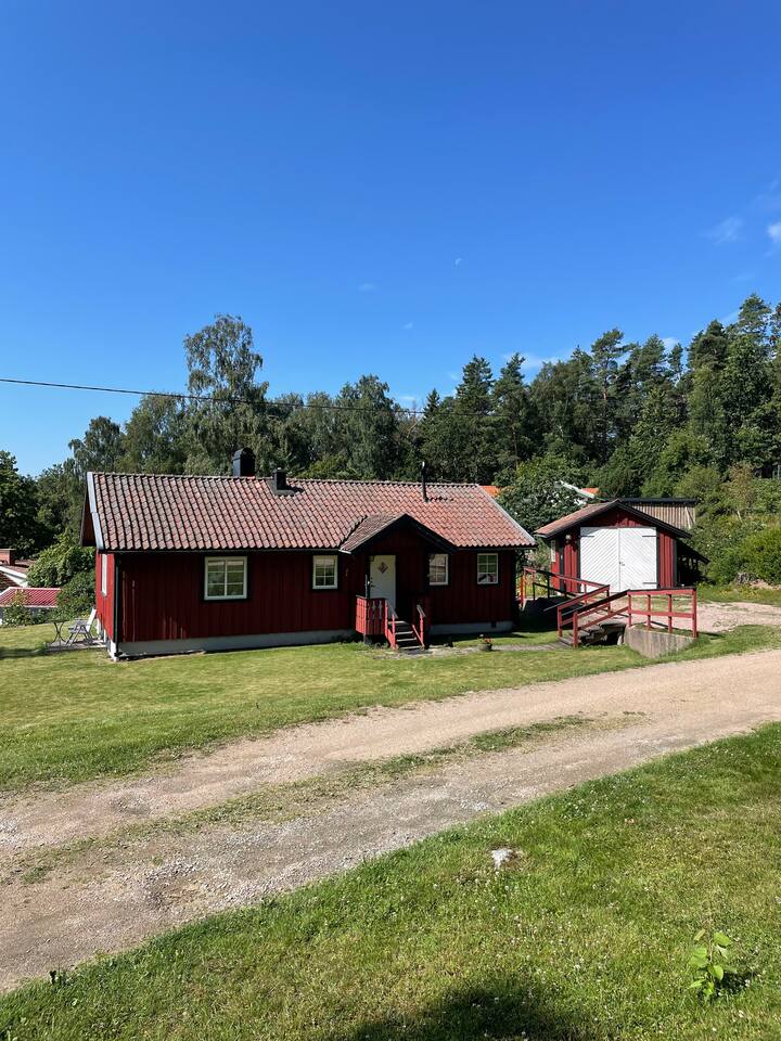 Lantlig Röd Stuga Vid Havet, Orust - Henan