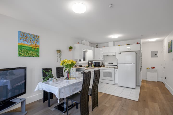 2 Bds Suite Beautiful Yard Near Pne - Vancouver