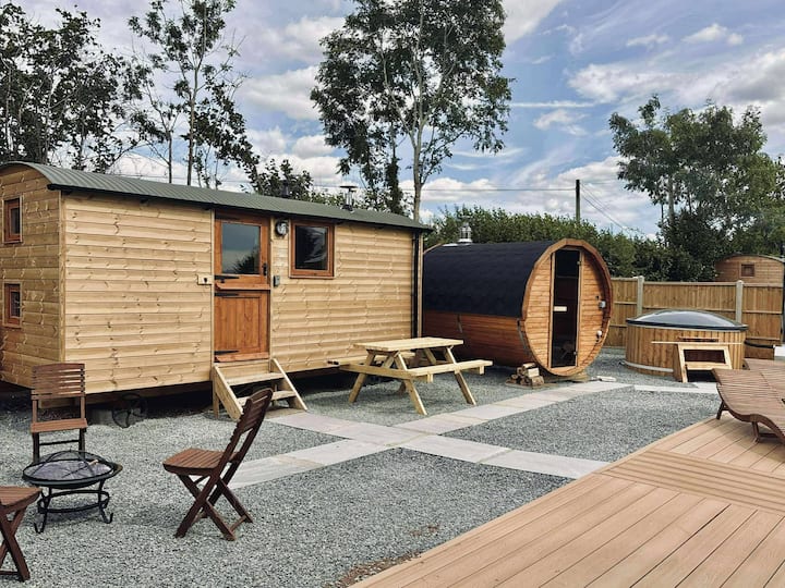 Starry Nights Escape: Hot Tub & Sauna - Leominster