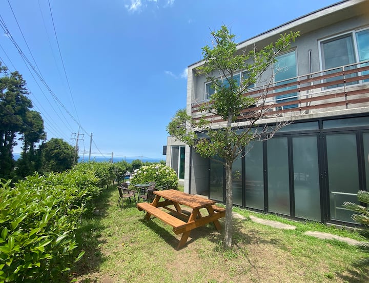 방4개 모든방 에어컨가능 화장실2개 다인용 대형식탁완비 날씨좋은날 바다가 잘보이는 단독주택 - Jeju