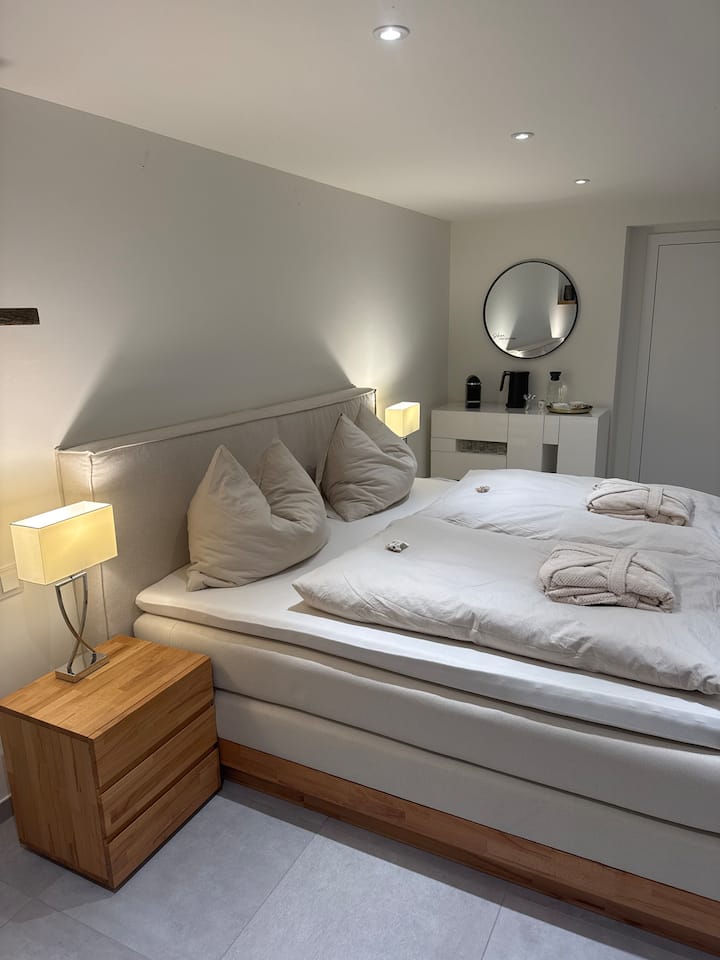 Modernes Luxuszimmer Mit Regendusche & Kingsize - Baden