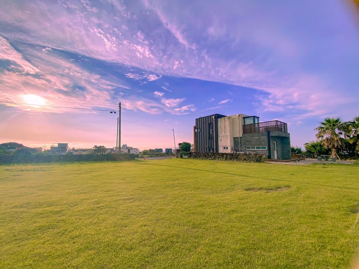 애월 단독 2층 건물전체 방5 퀸침대5 화장실3 15인용 초대형식탁 잔디밭100평 - Jeju