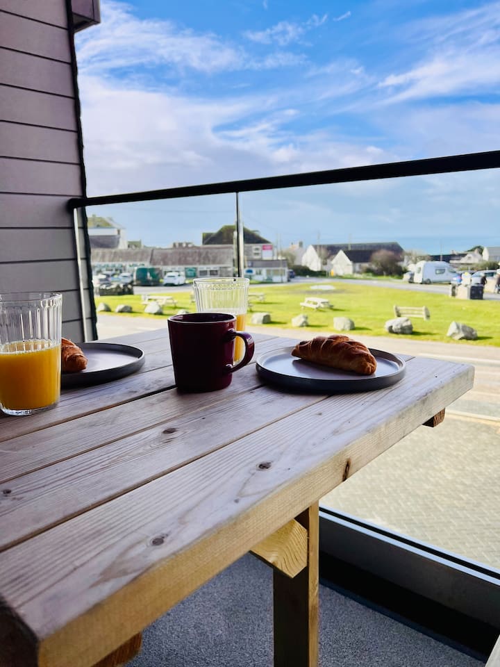 10 Min Walk To Sea- Ocean View - Village - Parking - Lizard