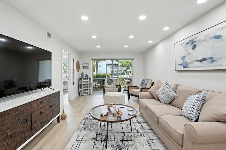 Blue Point Canal Front - Beautifully Remodeled 2/2 - Naples, FL