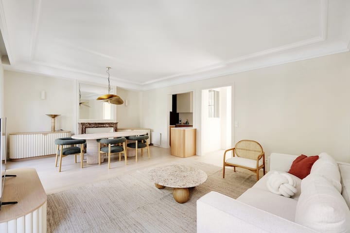 Standing Eiffel Tour Paris 15 - Paris