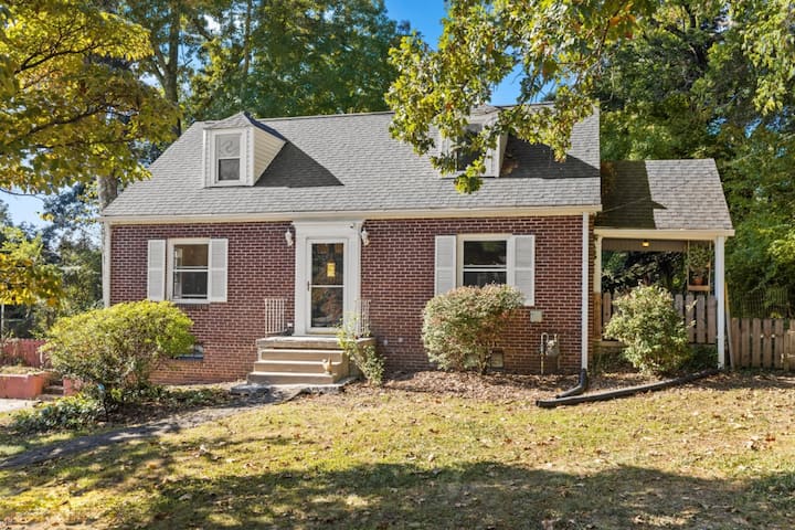 Cozy Brick Cottage Near Downtown Knoxville - Knoxville, TN