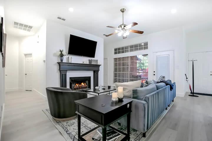 Cozy, Stylish Retreat Near Lake Lewisville - Denton, TX