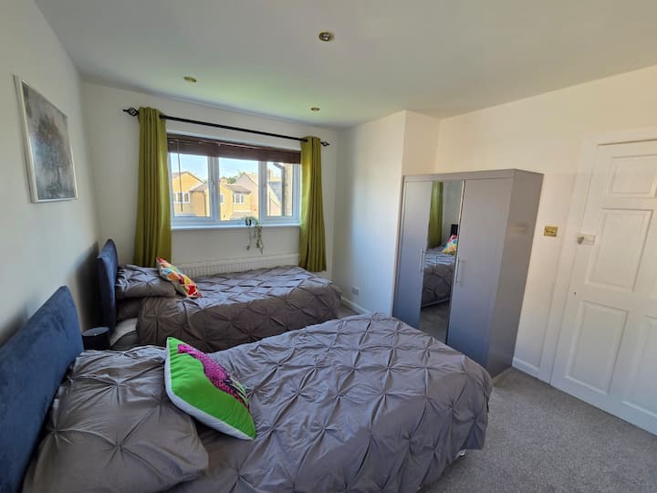 Weekly Savings | 10% Off| Wifi | Parking | Sleeps9 - Huddersfield