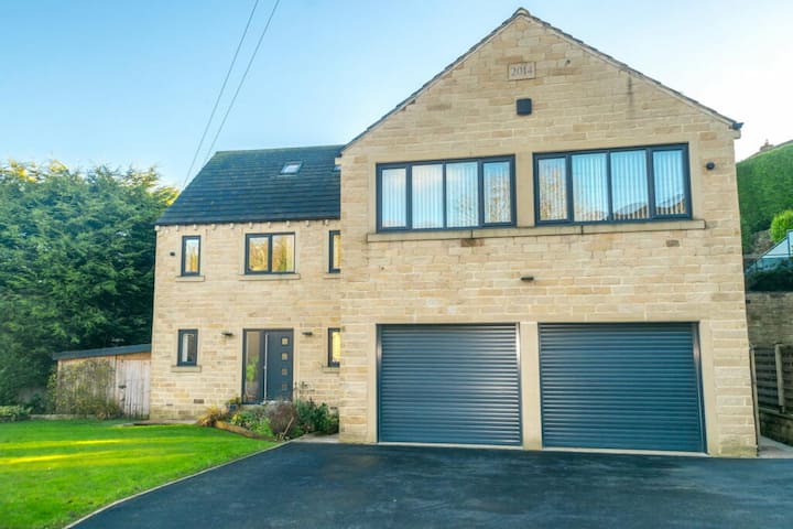 Stunning Modern 5 Bedroom House With Hot Tub - Derbyshire
